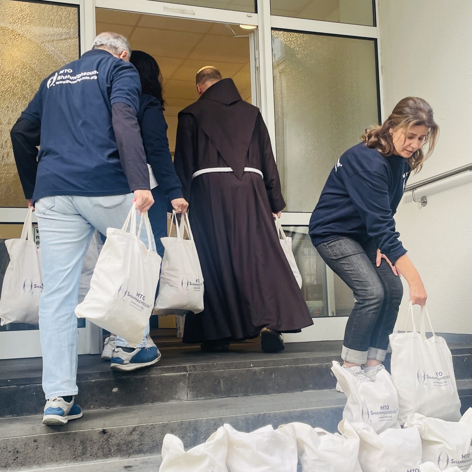 Lebensmittelspende für Obdachlose anlässlich des Geburtstags von Prof ...